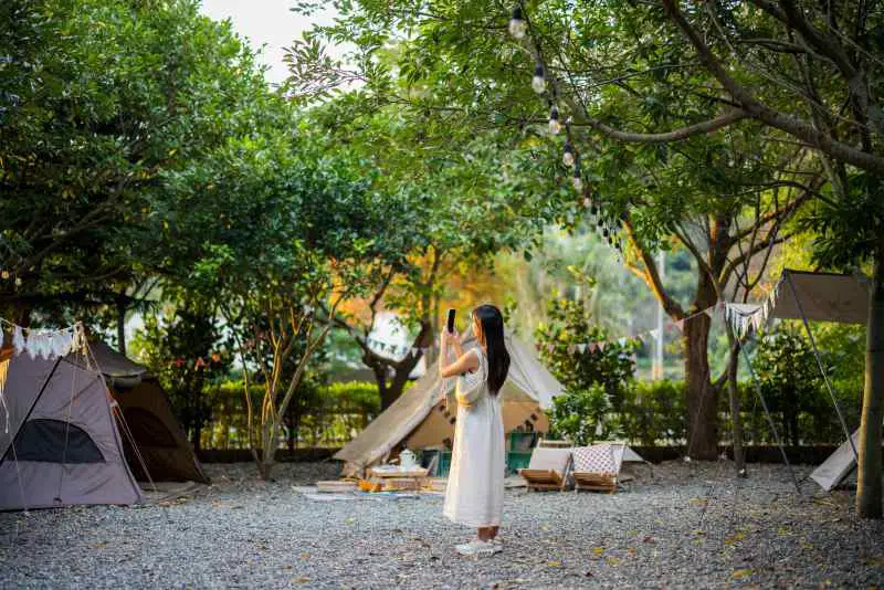 Où se trouve le Camping Paradis ? Découverte du lieu de tournage de la série en France - LMAC